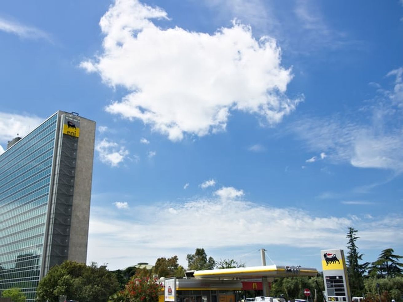 Eni: prezzi petrolio e calo margini frenano gli utili. Focus su update ...